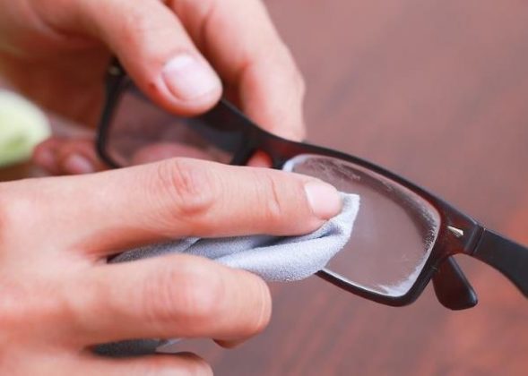 Riper på brilleglassene? Her får du 9 GENIALE tips til hvordan du kan ...